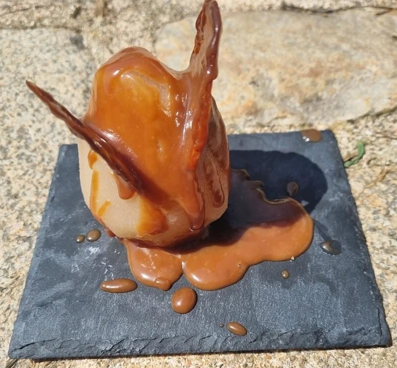 Poires cuites, coulis gourmand au Carambar - Qui léchera la cuillère